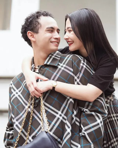 5 Gaya Mesra Pasangan Prilly Latuconsina dan Omara Esteghlal, Siap Go Public! - merdeka.com