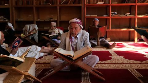 FOTO: Uniknya Tadarus dengan Alquran Berukuran Besar di Masjid Agung ...