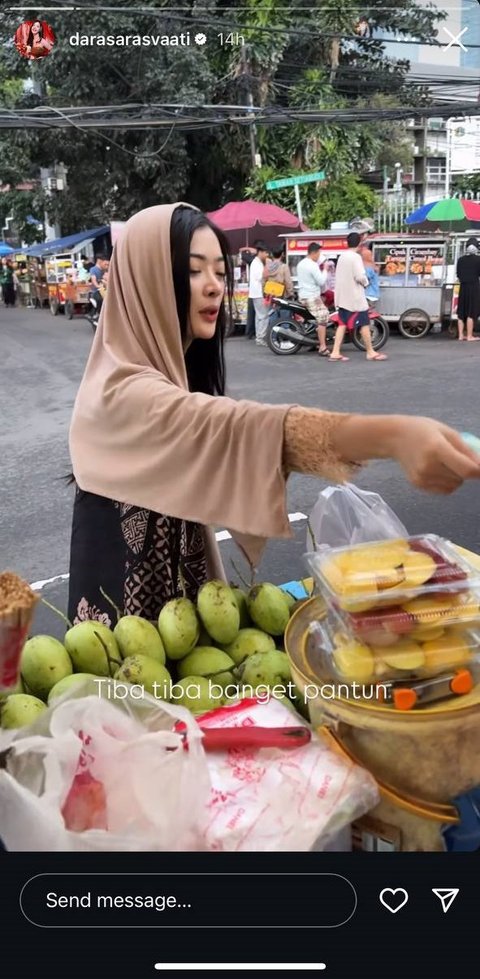 Momen Kocak Dara Sarasvati Berburu Takjil, Tiba-Tiba Dikasih Pantun Tukang Parkir - merdeka.com