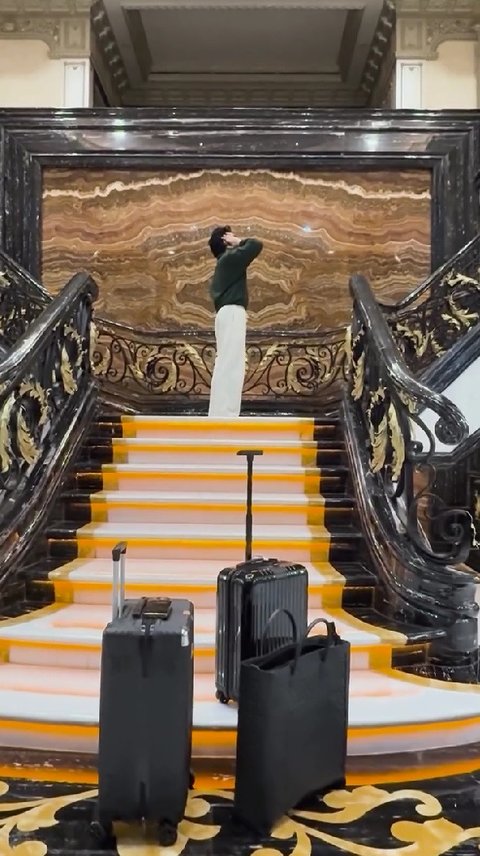 Saaih Halilintar Kumandangkan Azan di Tangga Rumah Mewah Senilai Rp120 Miliar, Picu Reaksi ...