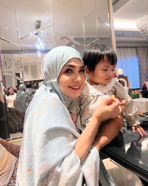 Penyayang Cucu, 4 Potret Rieta Amilia Saat Momong hingga Suapi Baby Lily yang Sangat ...