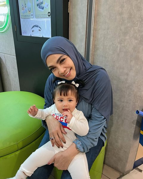 Penyayang Cucu, 4 Potret Rieta Amilia Saat Momong hingga Suapi Baby Lily yang Sangat ...