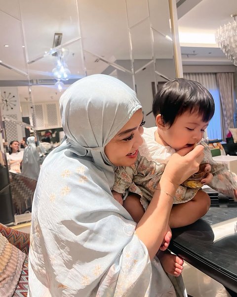 Penyayang Cucu, 4 Potret Rieta Amilia Saat Momong hingga Suapi Baby Lily yang Sangat ...