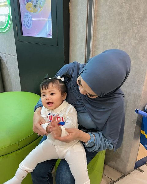Penyayang Cucu, 4 Potret Rieta Amilia Saat Momong hingga Suapi Baby Lily yang Sangat ...