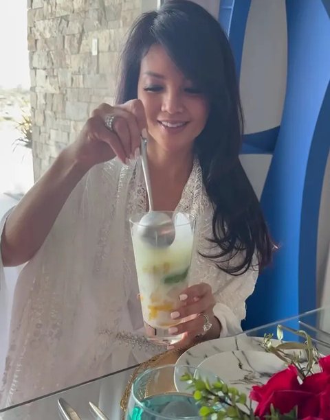 7 Potret Chef Farah Quinn Bikin Es Teler Buat Buka Puasa di Paradise ...