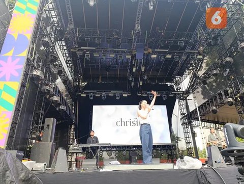 Tampil Manis dan Penuh Pesona, Christie Hibur Penonton KapanLagi Buka Bareng BRI Festival 2025 ...