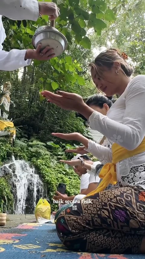 6 Potret Marion Jola Jalani Ritual Melukat di Bali, Khusyuk dan Anggun Kenakan Pakaian Adat ...