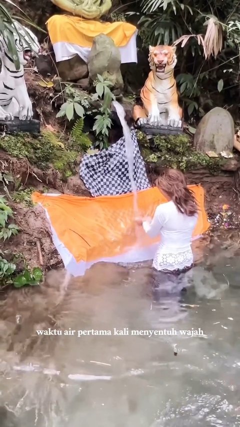 6 Potret Marion Jola Jalani Ritual Melukat di Bali, Khusyuk dan Anggun Kenakan Pakaian Adat ...