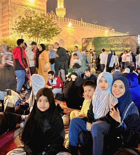 Potret Harmonis Keluarga Oki Setiana Dewi Habiskan Malam Bersama di Masjid Al Azhar Kairo ...