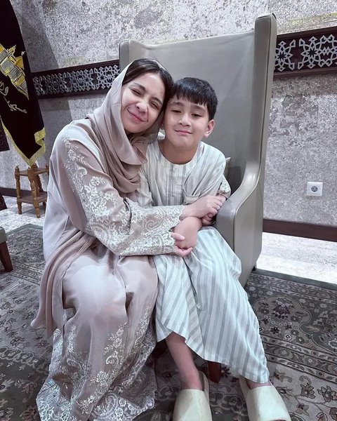 6 Potret Raffi Ahmad Ajak Nagita Slavina dan Rafathar Itikaf di Masjid Istiqlal, Duduk Bareng ...