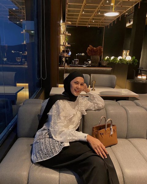 Pesona Paula Verhoeven di Semarang, Fashionable dengan Gaya Simpel dan ...