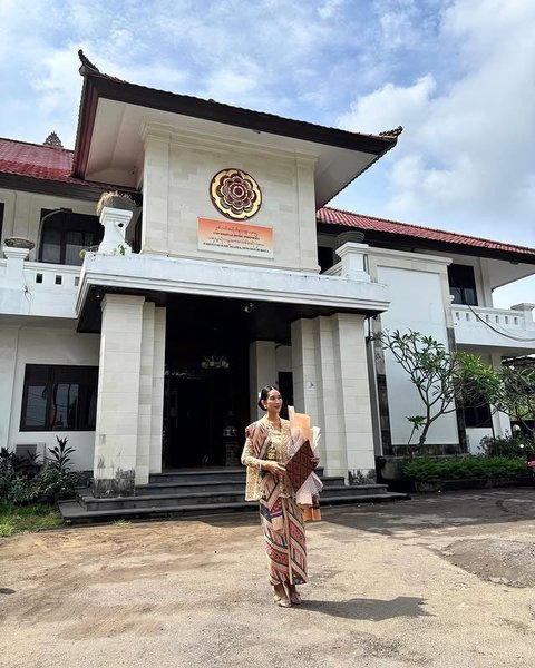 7 Potret Cantik Happy Salma Jalani Sidang Yudisium Kelulusan S1 Filsafat Hindu, Tampil Anggun ...