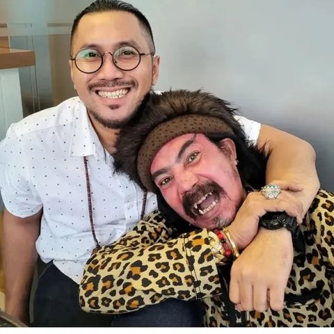 Potret Limbad Pamer Gigi Taring yang Nyentrik, Ceritanya saat Umrah Viral - merdeka.com