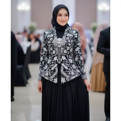 6 Tips Padu Padan Batik Hitam Biar Gak Terlihat Kaku dan Tua, Pancarkan ...