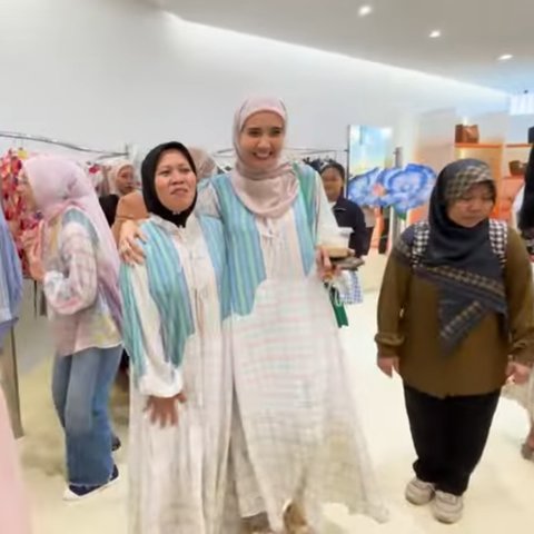 Potret Sus Rini Tampil Cantik Pakai Baju Kembaran dengan Zaskia Sungkar, Langsung Heboh Disebut ...