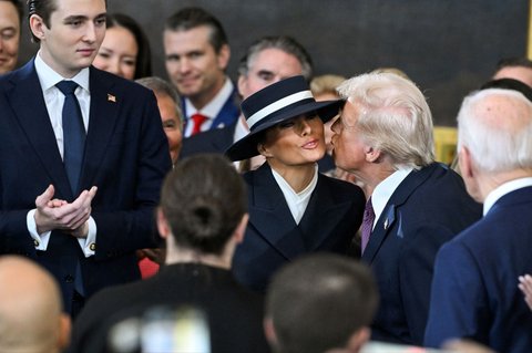 FOTO: Gagal Romantis, Ini Momen Donald Trump Mau Cium Istri tapi ...
