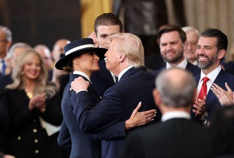FOTO: Gagal Romantis, Ini Momen Donald Trump Mau Cium Istri tapi ...