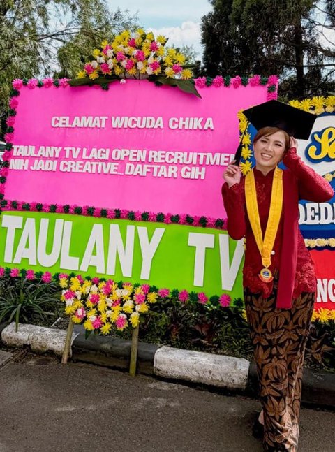Cantik dan ELegan, Potret Chika Jessica saat Wisuda Sarjana Mengenakan ...