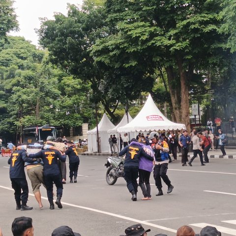 Siap Hadapi Cuaca Ekstrem, Polda Jabar Gelar Apel Siaga Bencana - merdeka.com