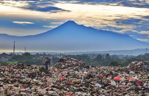 FOTO: TPA Galuga, Gunung Sampah di Tengah Keindahan Alam Bogor