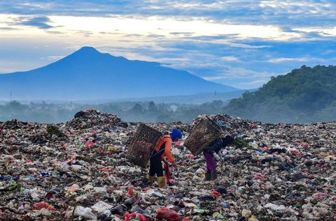 FOTO: TPA Galuga, Gunung Sampah di Tengah Keindahan Alam Bogor