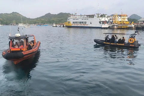 FOTO: Pencarian Korban Kapal Wisata Tenggelam di Pulau Padar Terus ...