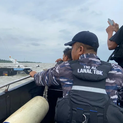 Aksi Sigap TNI AL Evakuasi Kru Speed Boat Srikandi Express Tenggelam di ...