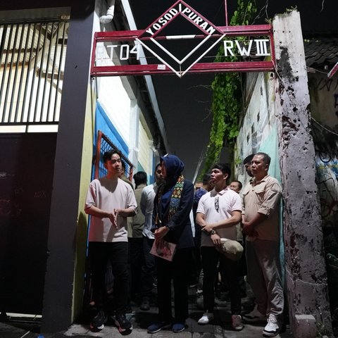 Momen Gibran Berkaos Malam-Malam Blusukan Perkampungan di Surakarta ...