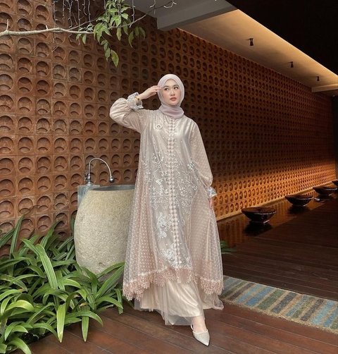 Ini Desain Tunik yang Cocok Digunakan saat Lebaran 2025, Bikin Penampilan Lebih Elegan - merdeka.com