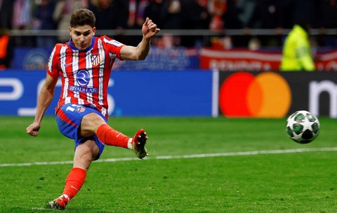 FOTO: Terekam Jelas, Ini Insiden Dua Sentuhan yang Bikin Tendangan ...