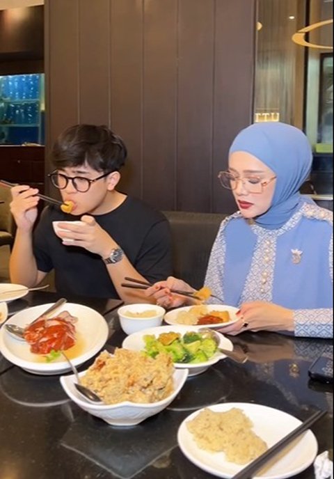 Momen Rafly Aziz dengan Mulan Jameela saat Makan Bersama yang Jarang ...
