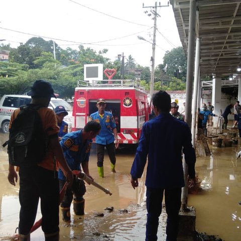 Potret Kacaunya Kondisi Parapat Danau Toba Usai Diterjang Banjir Bandang - merdeka.com