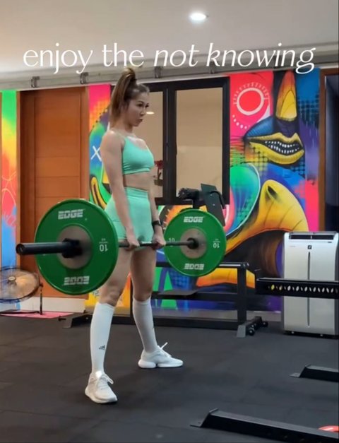 6 Potret Outfit Gym Andrea Dian, Kombinasi Stylish dan Comfort ...