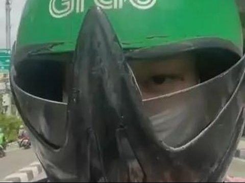 10 Momen Kocak Penumpang Ojol Pakai Helm, Malah Bikin Malu dan Menderita! - Berita Otosia.com