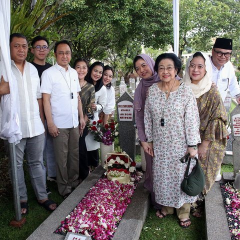Jelang Idulfitri 2025, Megawati, Prananda dan Puan Nyekar ke Makam ...