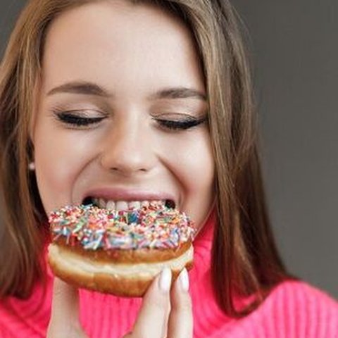 Perut Sudah Kenyang, Tapi Masih Ingin Makanan Manis? Ini Penjelasannya ...