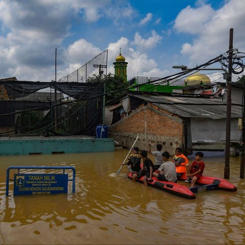 Daftar Lokasi di Jabodetabek yang Terendam Banjir dan Dampaknya - merdeka.com