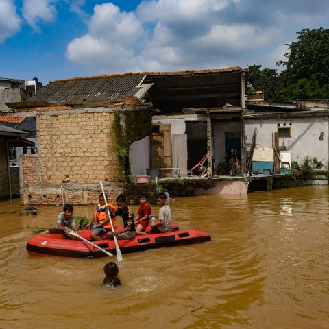 Daftar Lokasi di Jabodetabek yang Terendam Banjir dan Dampaknya - merdeka.com