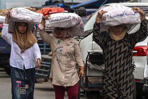 FOTO: Potret Perjuangan Buruh Angkut Perempuan Mencari Nafkah di ...