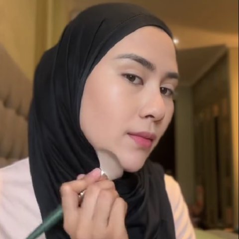 Tutorial Makeup Flawless ala Syahnaz Sadiqah, Inspirasi Tampil Memesona dan Elegan di Hari ...
