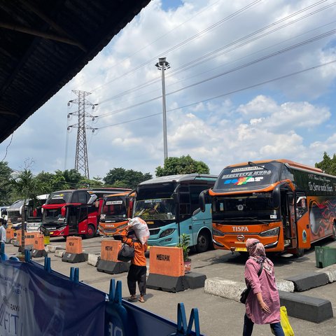 Rela Menahan Rindu pada Kampung Halaman demi Warga Jakarta Aman ...