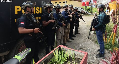 Teror Bupati Puncak dan Pertempuran di Bandara Aminggaru Ilaga ...