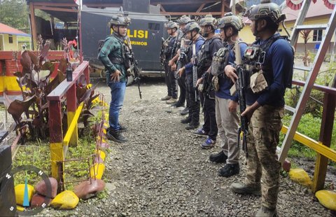 Teror Bupati Puncak dan Pertempuran di Bandara Aminggaru Ilaga ...