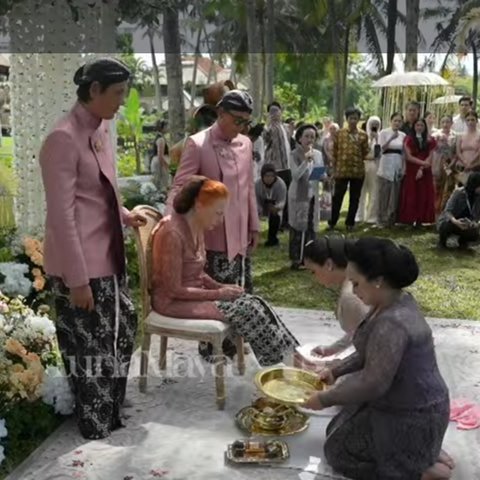 Potret Ismael Dully & Tipi Jabrik Dampingi Luna Maya di Acara Sungkeman ...