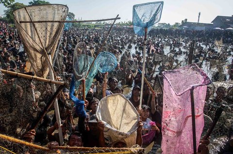 FOTO: Serunya Festival Memet Ikan di Klaten, Ribuan Warga Serbu Embung ...