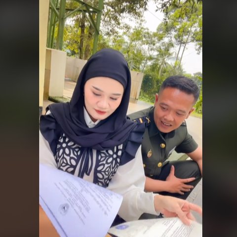 Momen Ibu Persit Buka Surat Penugasan Sang Suami Jadi Perwira Pertama ...