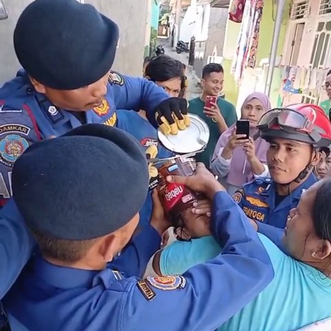 Detik-Detik Menegangkan Petugas Damkar Lepaskan Kaleng Biskuit dari ...