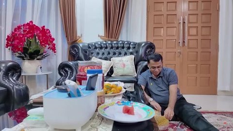 Intip 9 Foto Ruang TV Rumah Haji Faisal dan Mama Fuji, Hangat dan Nyaman