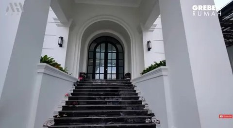 5 Foto Fasad Depan Rumah Sarwendah, Megah Bak Istana Eropa