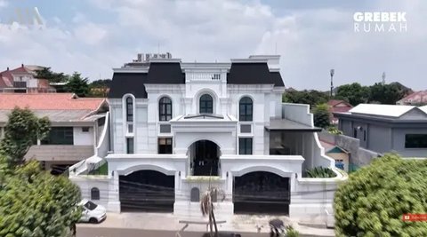 5 Foto Fasad Depan Rumah Sarwendah, Megah Bak Istana Eropa